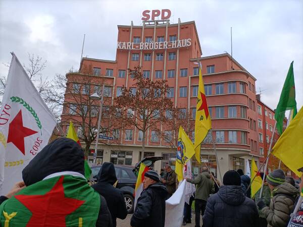 ANF | Nürnberg: „Bijî Berxwedana Rojava“