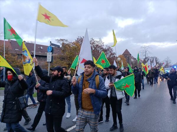 ANF | Nürnberg: „Bijî Berxwedana Rojava“