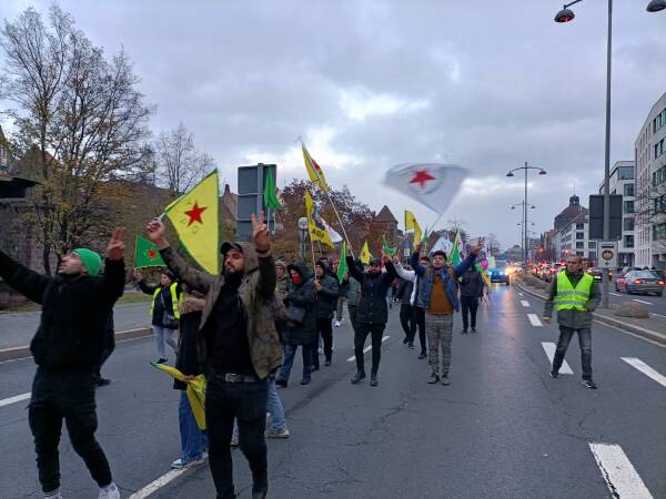 ANF | Nürnberg: „Bijî Berxwedana Rojava“
