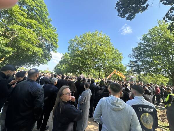 ANF | Abschied von Xatar: Der kurdische Deutschrapper wurde beigesetzt