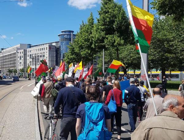ANF | Fahnenmeer für Rojava in Leipzig